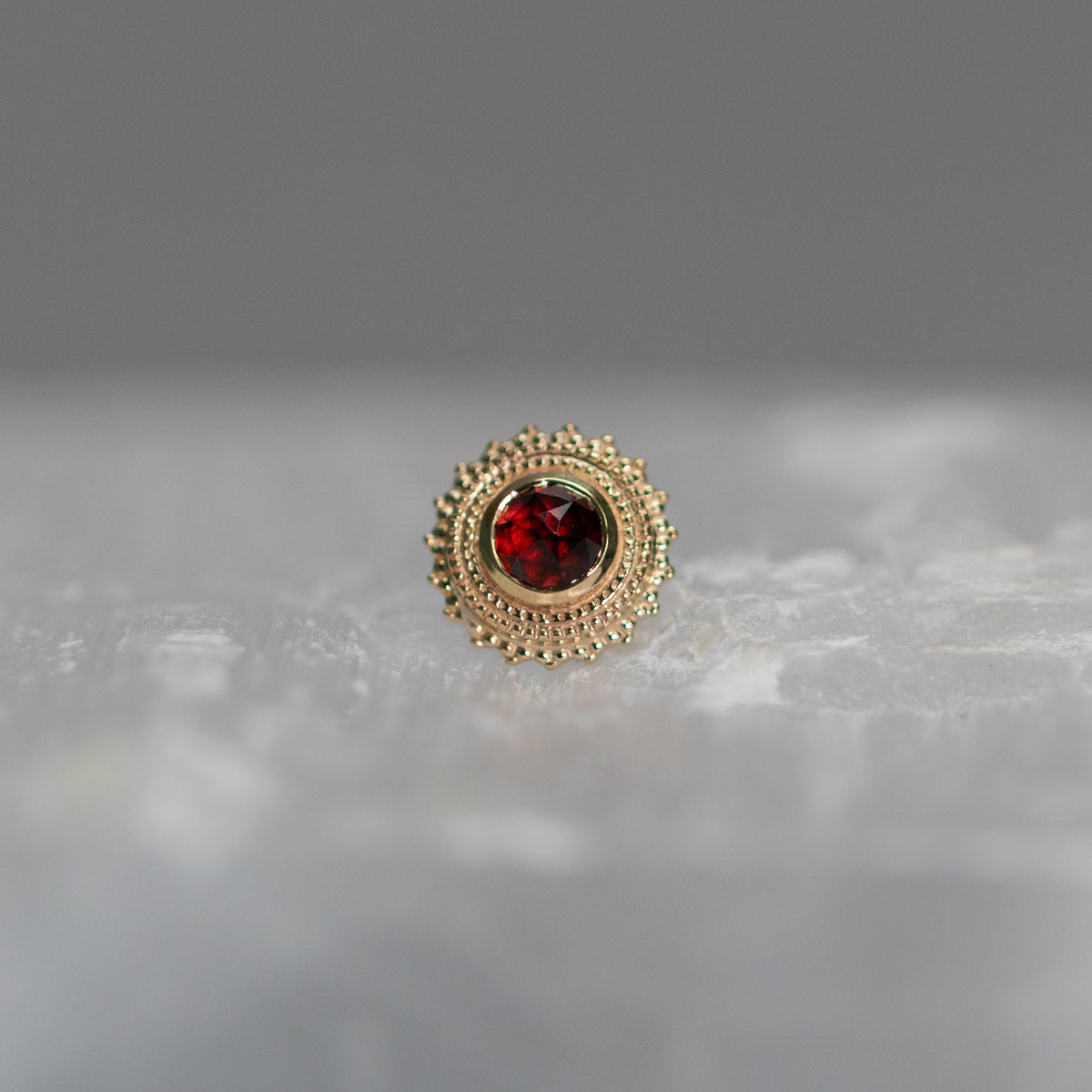 Afghan with Rose-Cut Garnet 18g/16g Threaded End – Brilliance Piercing